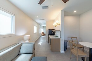 Suíte luxo, 1 cama King e sofá-cama, cozinha americana | Edredons de pluma, individualmente decorados, individualmente mobiliados