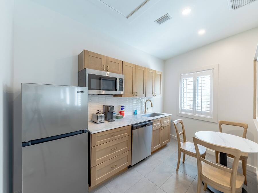 Estúdio luxo, 1 cama King, cozinha americana | Cozinha americana privada | Micro-ondas, cafeteira/chaleira, toalhas de papel