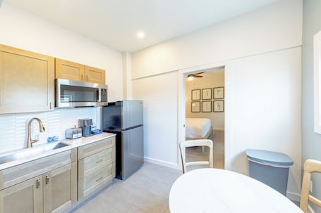 Suíte luxo, 1 cama King e sofá-cama, cozinha americana | Cozinha americana privada | Micro-ondas, cafeteira/chaleira, toalhas de papel. The Palmetto Inn