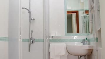 Um polibã, artigos de higiene pessoal grátis, um secador de cabelo