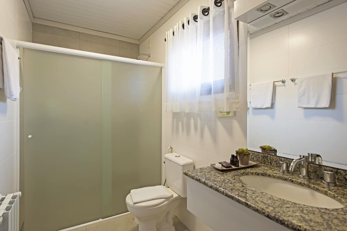 Casa de banho | Um polibã, artigos de higiene pessoal grátis, um secador de cabelo