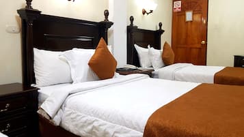 Quarto triplo standard | Escrivaninha, ferros/tábuas de passar roupa, Wi-Fi de cortesia