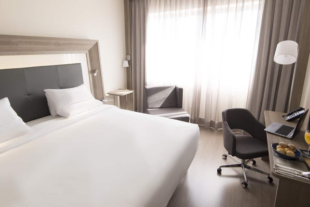 1 quarto, cofre com capacidade para portátil