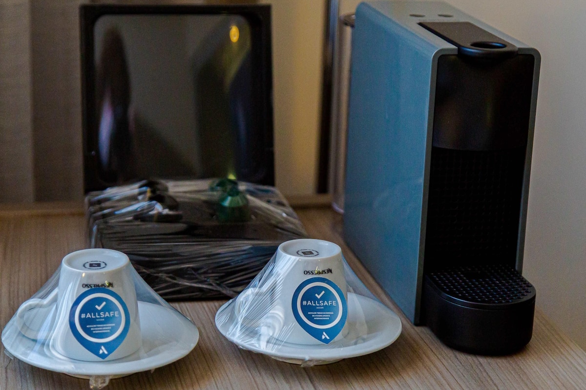 Quarto Deluxe, 1 cama de casal | Cofre com capacidade para portátil, cortinas/cortinados opacos