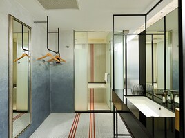 Quarto Quádruplo Deluxe | Casa de banho | Um secador de cabelo, sanita com bidé eletrónico, toalhas fornecidas 