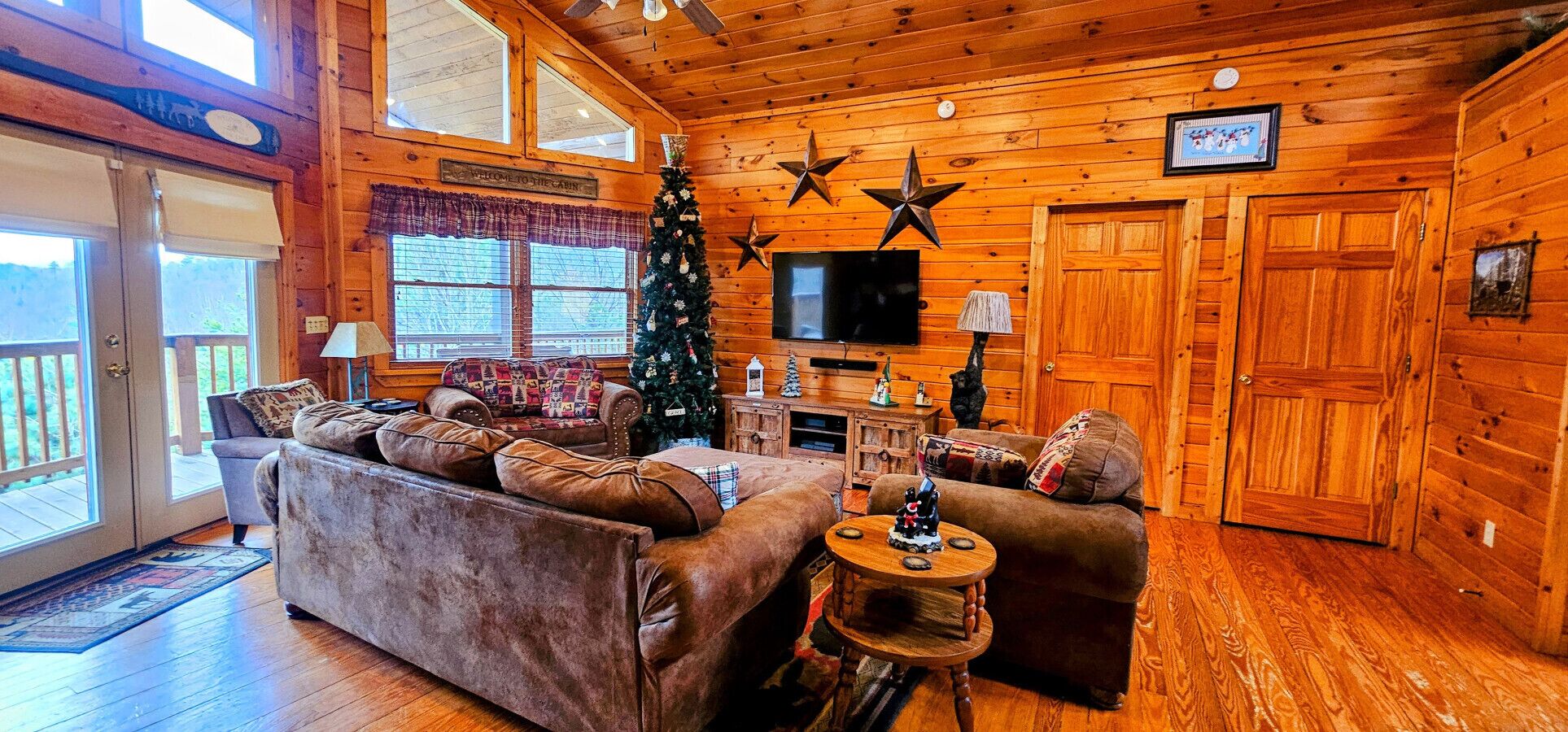 Storyteller Cabin: Smoky Mtn Views, Hot Tub, Firepit, Dog-friendly, Sleeps 8 - Townsend, TN