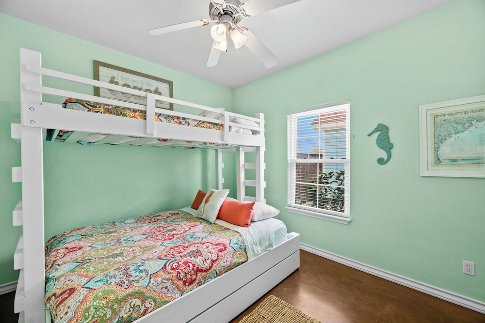 5min To Beachfamily-friendly Island Retreatquiet Pool Access + Private Yard - Texas