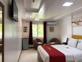 Quarto premier, 1 cama Queen | Banheiro | Chuveiro, chuveiro com efeito de chuva, produtos de toalete grátis 