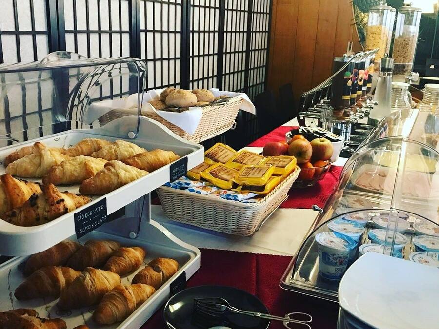 Pequeno-almoço tipo buffet diário (12 EUR por pessoa)