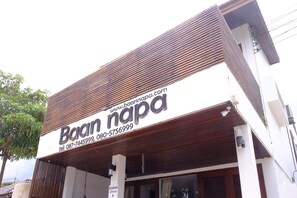Um edifício com uma placa que diz "Baannapa" e um endereço de site.