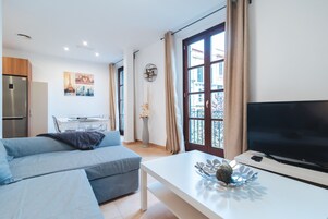 Apartamento Superior, 2 quartos | Sala de estar | Televisor de ecrã plano de 42 polegadas com canais via satélite 
