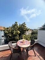Quarto luxo, sacada, vista para o mar | Frigobar, escrivaninha, Wi-Fi de cortesia
