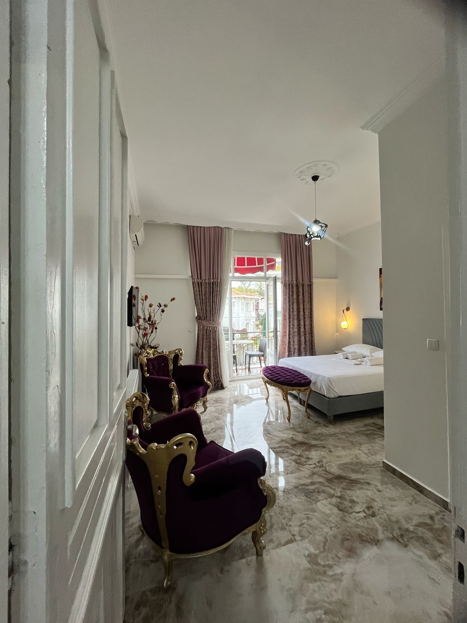 Quarto luxo, sacada | Frigobar, escrivaninha, Wi-Fi de cortesia