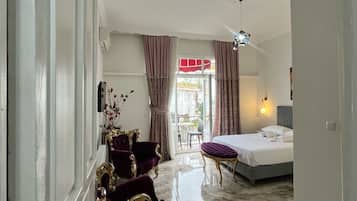 Quarto luxo, sacada | Frigobar, escrivaninha, Wi-Fi de cortesia