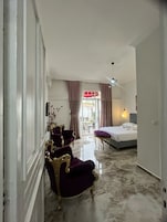 Quarto luxo, sacada | Frigobar, escrivaninha, Wi-Fi de cortesia