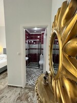 Quarto luxo, sacada | Frigobar, escrivaninha, Wi-Fi de cortesia