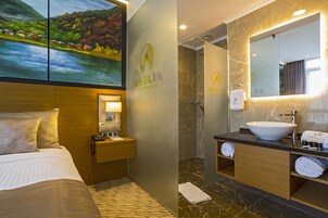 Quarto luxo, vista para a cidade | Roupas de cama premium, frigobar, cofres nos quartos, escrivaninha