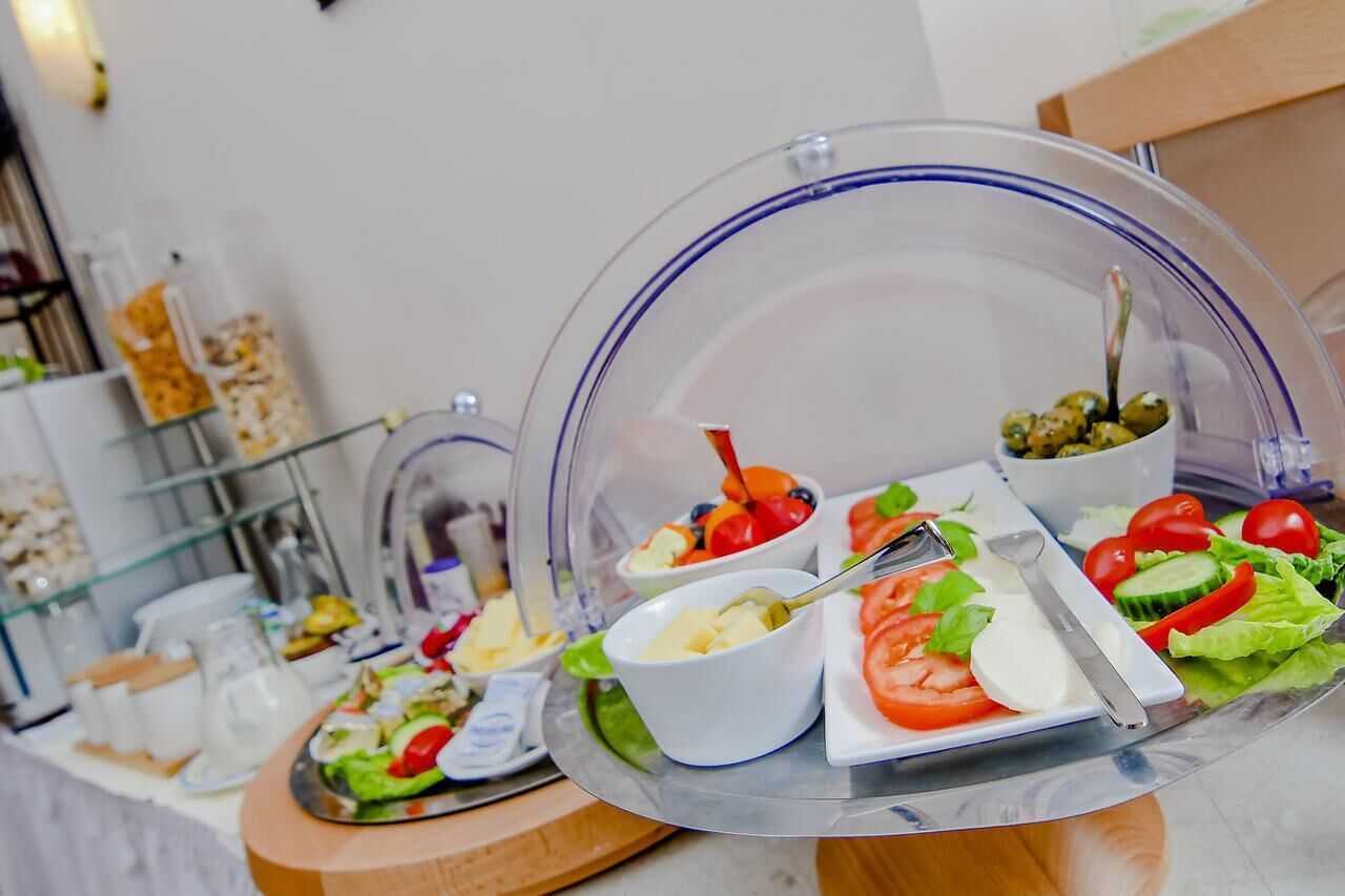 Buffet com diversos pratos, incluindo saladas, frutas e legumes.