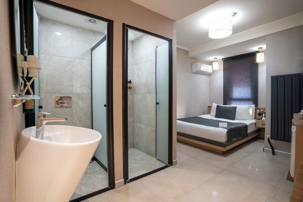 Minibar, cofre no quarto, secretária, quartos insonorizados 