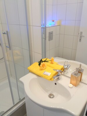 Um polibã, um secador de cabelo, toalhas fornecidas, sabão 