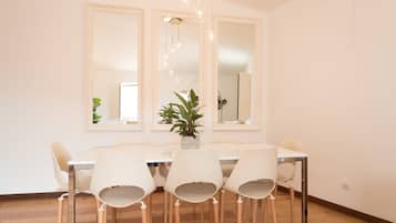 Apartamento, 2 quartos, vista para o rio | Refeições no quarto