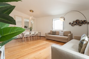 Apartamento, 2 quartos, vista para o rio | Sala | TV de ecrã plano 