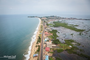 Na praia, espreguiçadeiras, guarda-sóis de praia