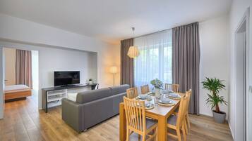 Apartamento exclusivo, 2 quartos, sacada, vista para a cidade | Vista do quarto