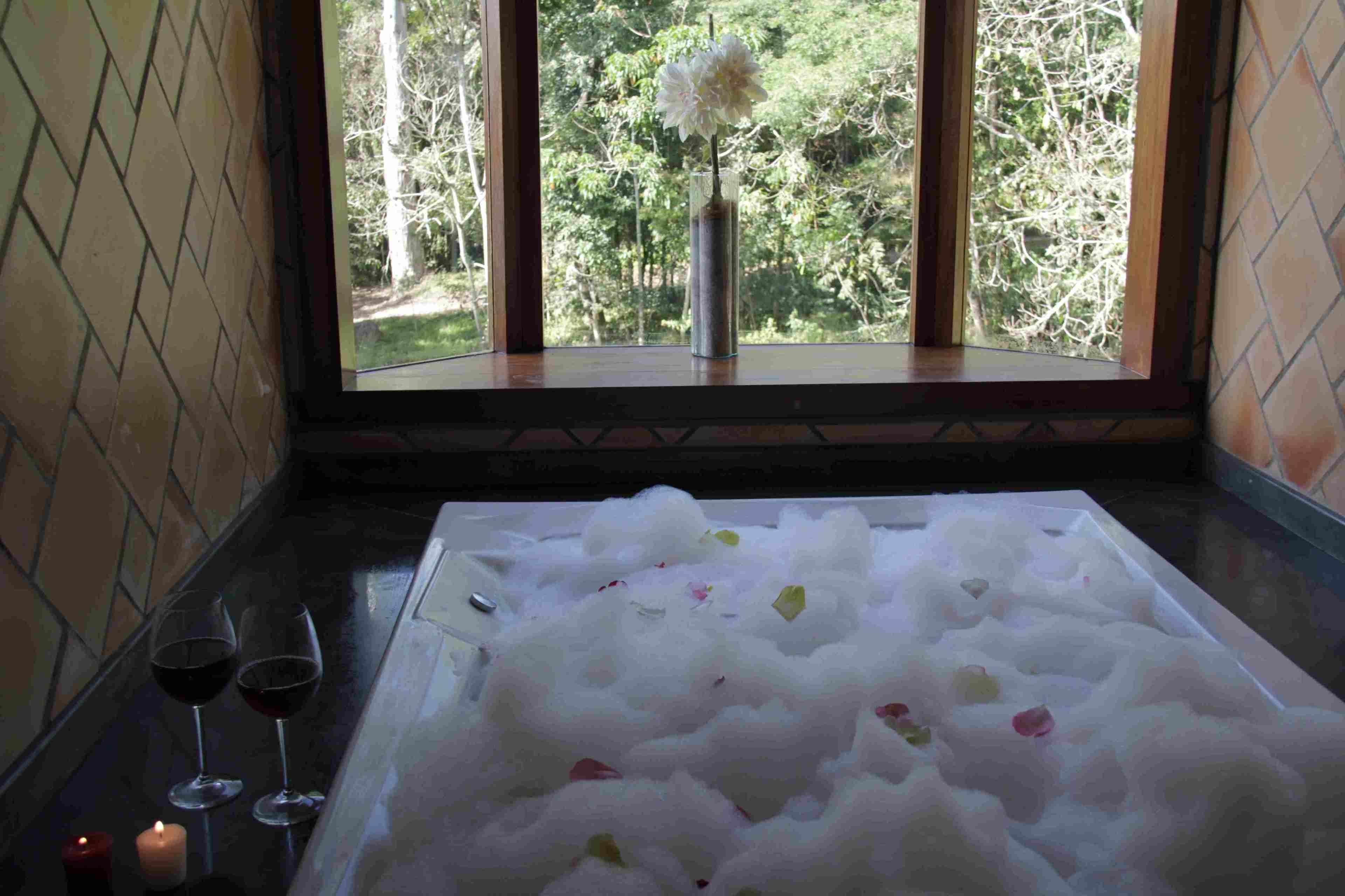 Suíte, banheira de hidromassagem | Banheiro | Roupões de banho, toalhas de banho