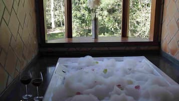 Suíte, banheira de hidromassagem | Banheiro | Roupões de banho, toalhas de banho