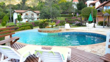 Piscina externa, espreguiçadeiras