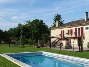 Piscina exterior, espreguiçadeiras 