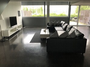 Dúplex Comfort, 1 quarto, terraço, vista para o lago | Sala de estar | TV de ecrã plano 