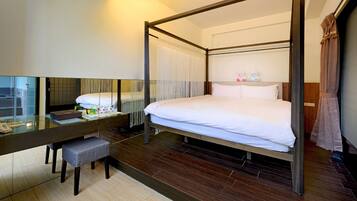 Quarto casal romântico | Cortinas blackout, Wi-Fi de cortesia