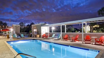 Piscina exterior, guarda-sóis