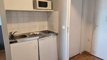 Estúdio Comfort, 1 cama de casal | Cozinha privada | Um frigorífico, um micro-ondas, uma placa de cozinha