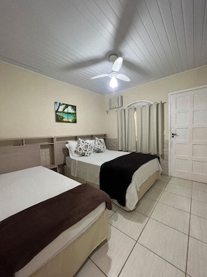 Quarto Standard | Minibar, secretária, ferro/tábua de engomar 