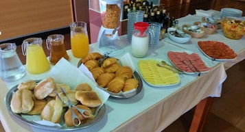 Pequeno-almoço continental diário (8 EUR por pessoa)