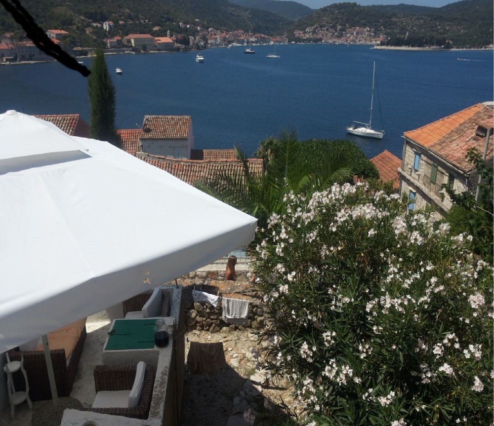 Vintage Sea View Studio - Apartment - Komiža