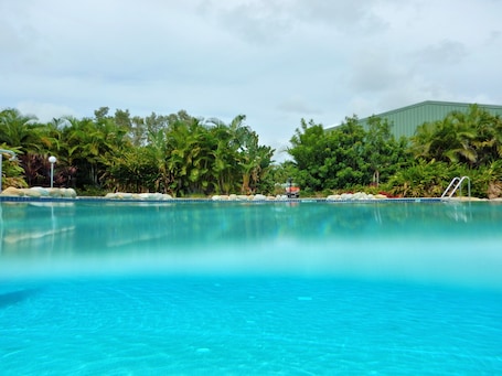 Piscina externa, espreguiƧadeiras. Discovery Parks - Coolwaters Yeppoon