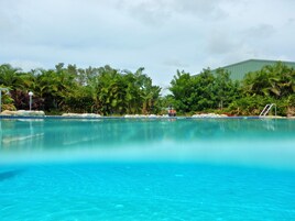 Piscina exterior, espreguiçadeiras 