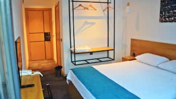 Quarto Individual Standard | Minibar, secretária, Wi-fi grátis, roupa de cama fornecida