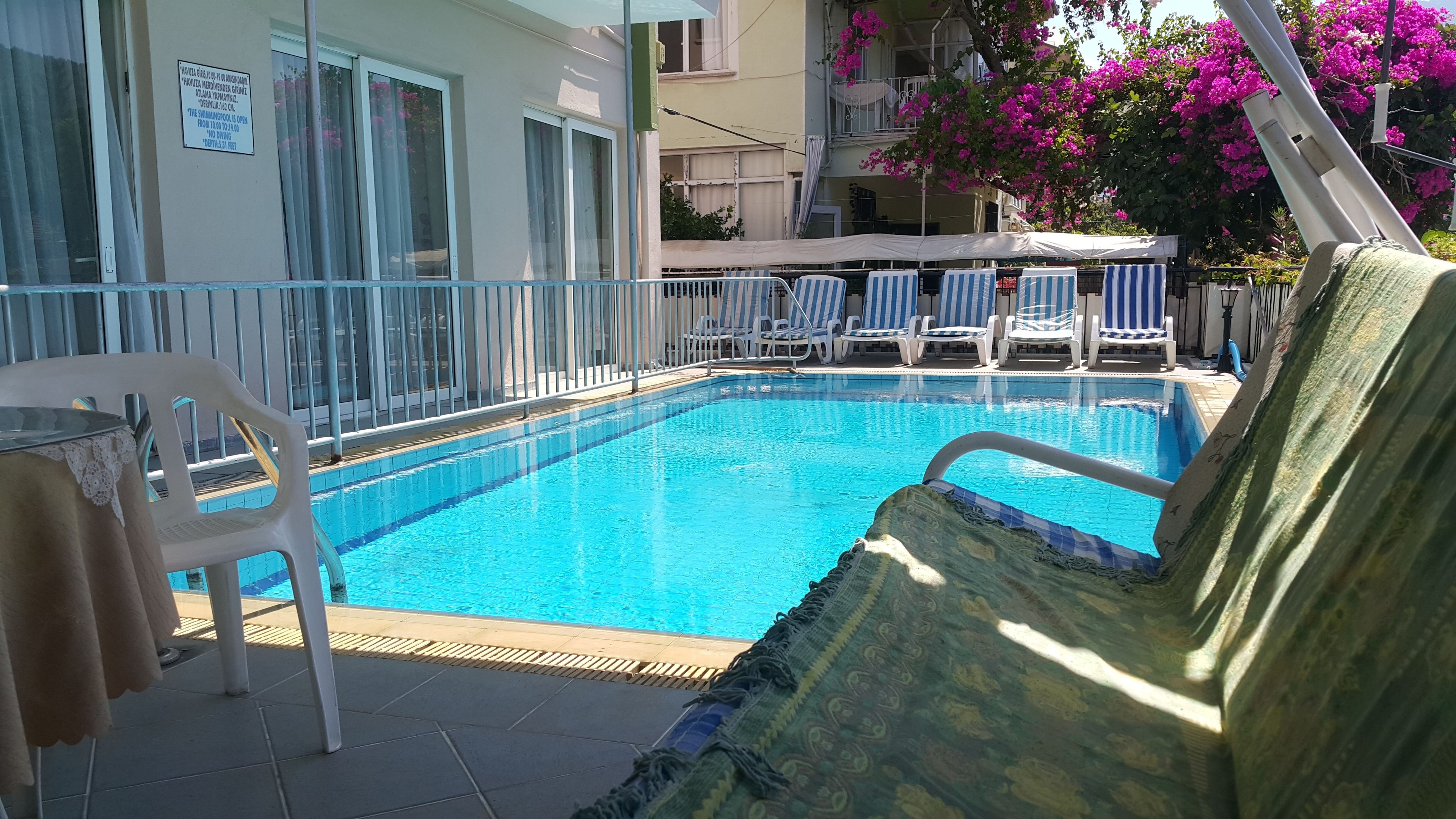 Piscina exterior sazonal, da(s) 10:00 à(s) 19:00, guarda-sóis 