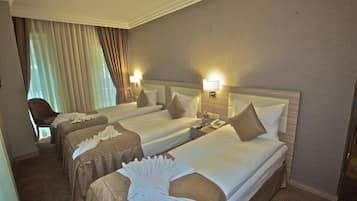 Quarto Triplo Standard | Cofre no quarto, secretária, quartos insonorizados, Wi-fi grátis