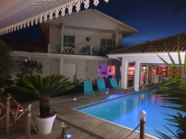 Fachada da propriedade à noite