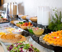 Café da manhã com buffet todos os dias mediante uma taxa