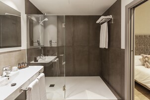 Quarto Duplo Superior | Casa de banho | Um secador de cabelo, toalhas fornecidas, sabão, champô