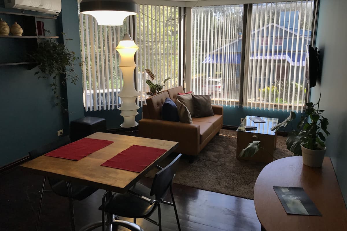 Apartamento Superior, casa de banho privativa | Sala | Televisor de ecrã plano de 43 polegadas com canais por cabo