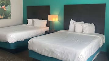 Camas com colchões pillow-top, escrivaninha