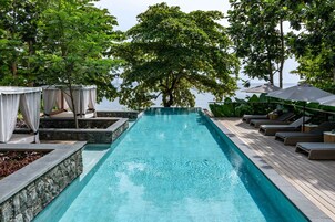 Piscina externa, espreguiçadeiras